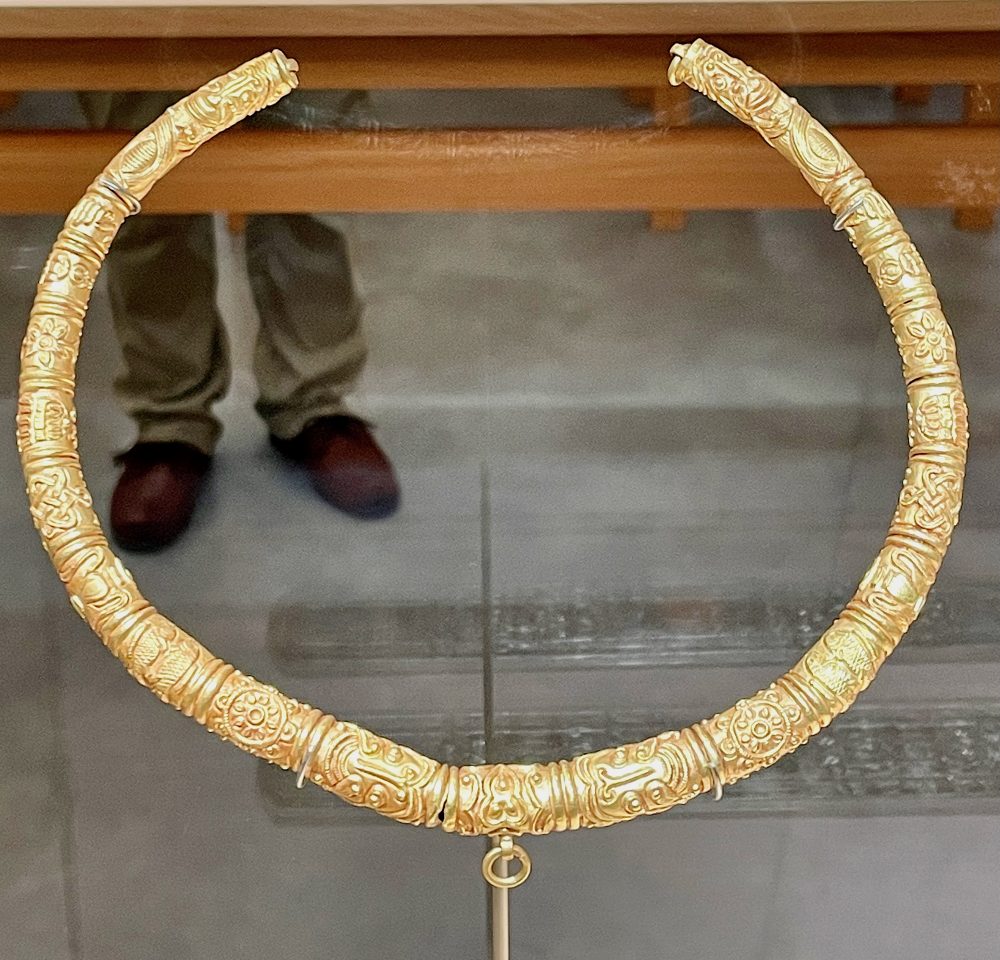 Golds and Treasures: 3000 years of Chinese ornaments - Society of ...